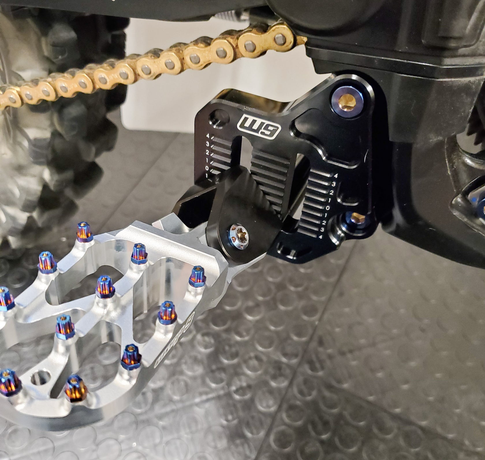 Ultra Bee Adjustable Foot Peg Mount – Warp9Racing